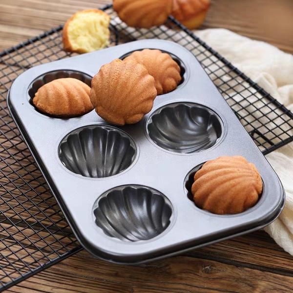【訳あり品】角部分などにに少し曲がれがありますそのほか、型方向のばらつきがある場合もございます使用上に影響がございません【商品詳細】◇タイプ マドレーヌ型◇カラー ブラック◇型の数 6コ◇サイズ 約26×18.5×2.3cm◇出来上がりサイ...