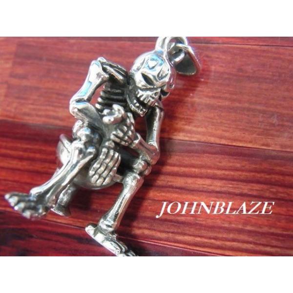 シルバー925製ペンダントＴＯＰフック式ストラップに付けてチャームとしてもいかがですか？！スカルがタバコを持って大便中！925刻印【サイズ】  タテ幅約38mm×ヨコ幅約24mm※バチカン含む多少の誤差はご了承下さい。【重 量】約14ｇ多少...