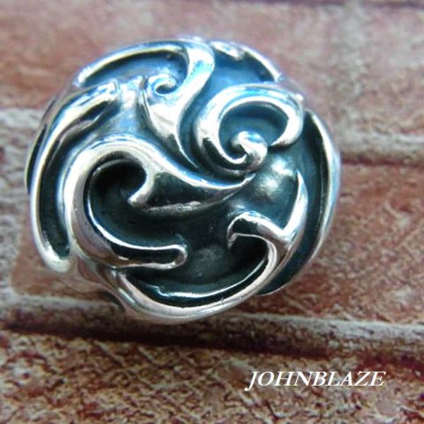 シルバー925製コンチョトライバルデザインスクリューネジ付き【サイズ】  直径約20mm　高さ約8mm※多少の誤差はご了承下さい。【重 量】約6ｇ※多少の誤差はご了承下さい。【材 質】  シルバー925製※ネジ、ネジ穴は別材質【注意事項】モ...