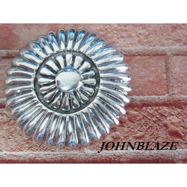 シルバー925製コンチョネイティブラウンドエンブレムSILVER刻印スクリューネジ付き【サイズ】  直径約32mm　高さ約6mm多少の誤差はご了承下さい。【重 量】約14ｇ多少の誤差はご了承下さい。【材 質】  Sterling Silve...
