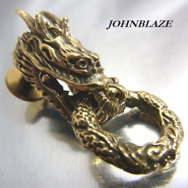 真鍮製ジョイントパーツ　ドロップハンドルタイプ金色のドラゴンヘッドモチーフ凹凸感のある手彫り風にデザインリング2連タイプリング部にも2頭の龍をデザインスクリューネジ付き【サイズ】龍頭部：タテ幅約26mm×ヨコ幅約10mm×高さ11mmリング...