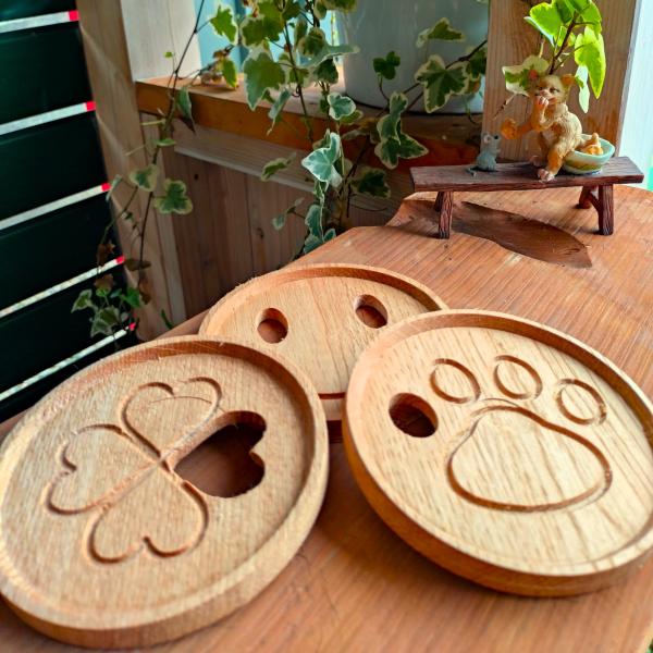 家具で有名な福岡県大川市で製材された一枚板から職人が一枚一枚丁寧に削り出しております。大量生産ではない温かみのあるコースターでティータイムをちょっとHappyに。材質：楢　入手困難な希少な木材です。硬いため耐久性、耐水性に優れています。仕上...