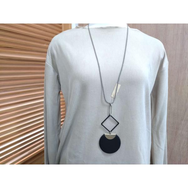 店主自身が直接タイに仕入れに行き現地調達したネックレスです。落ち着いた雰囲気で　色々な洋服にあい　大人素敵なコーデのアクセントとなります。色は　黒　グレーの展開ですサイズは　アジャスターが10cmで　本体50cm　ロングタイプです。