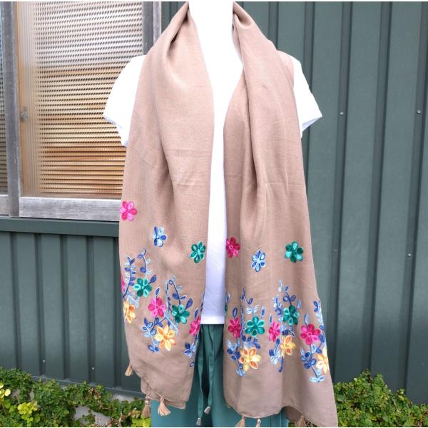 店主自身がタイ現地調達のスト.-ルです。刺しゅうが華やかで　普段使いから　エレガントなお席にも幅広く　ご使用可能です。夏はUV対策　冬の寒さ対策に　1年中便利にご使用頂けます。