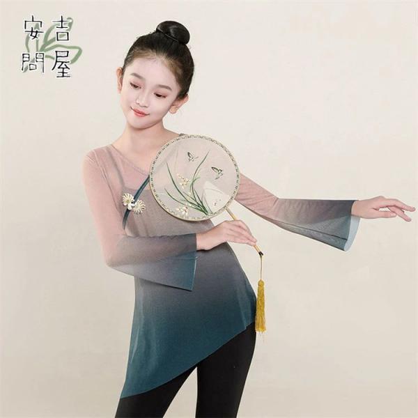 商品情報商品名ダンス衣装 2点セット キッズ 女の子 子供 古典舞踊 古典ダンス衣装 踊り衣装 トップス ブラウス シースルー Vネック 長袖 透け感 フレア袖 指穴 中華風 民族風 チャイナ風 レッスン着 舞台衣装 練習着 発表会 演出服...