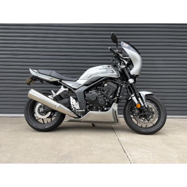 CB1000F専用に開発されているため、エキパイやマフラー、スタンド等の干渉を避けた抜群のフィッティング及びクリアランス設計。車体下部にボリュームを持たせることで、カフェレーサーやスポーツネイキッドとしてのシルエットをよりロー＆ワイドに、戦...