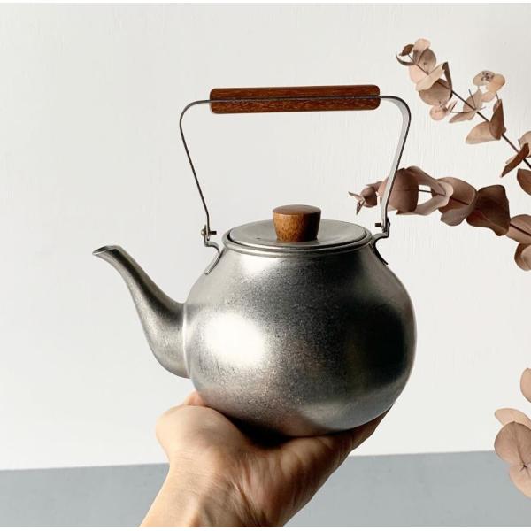 ちょっとお茶を飲むのに程よい小サイズと愛らしいコロンとしたフォルムの大サイズ。全て茶こし網が付いています。本体内側も茶葉が出にくい作りになっているので、茶こしなしでもお使いいただけます。1.色うつり・匂いうつりしにくい素材本体には色うつり・...