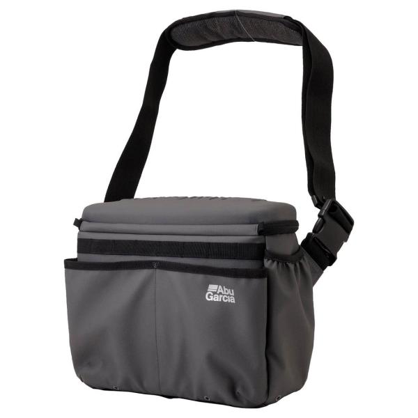 在庫状況：お取り寄せ/2026年03月 発売/◆セミハードのふた付きのメッセンジャーバッグ・サイズ：幅29×奥行10×高さ24cm/[1653287ABU]