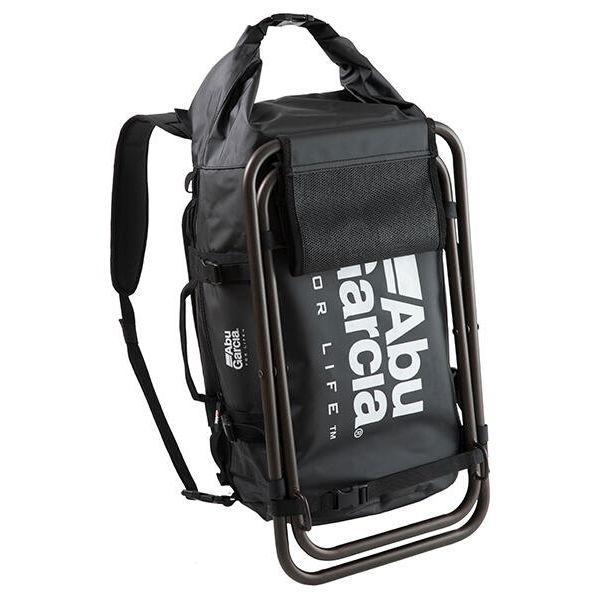 在庫状況：在庫あり/2018年06月 発売/◆取り外し式の折りたたみチェア付属で釣りのベース基地として使用できる移動もラクなダッフル型のバックパック/[1479607ABU]