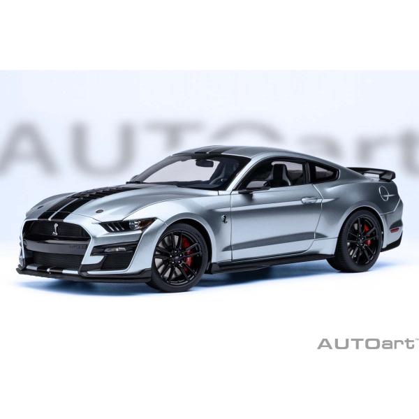 在庫状況：お取り寄せ/2025年12月 発売/※画像はイメージです。実際の商品とは異なる場合がございます。オートアート 1/18 フォード マスタング シェルビー GT500(シルバー/ブラック・ストライプ) です。