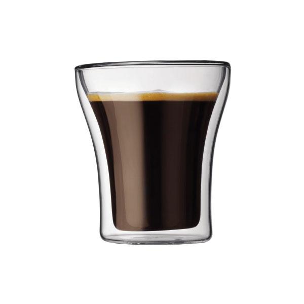 在庫状況：お取り寄せ/※画像は使用イメージです。商品はグラスのみとなります。◆耐熱ガラスの二重構造で、保温・保冷性に優れたグラスです◆上部が広がったエレガントなデザイン◆持ち手がくびれているので女性の方でも持ちやすい/[455510]