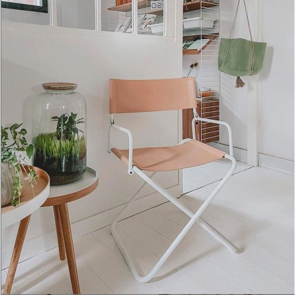 在庫状況：お取り寄せ/お届け：1〜2週間/◆原材料から最終製品まで、100％フレンチメイドにこだわり、これまでのラフマのイメージを刷新するようなインテリア性の高いディレクターズチェア。◆マッドホワイトのスチールフレーム、厚手の革、ダブルステ...