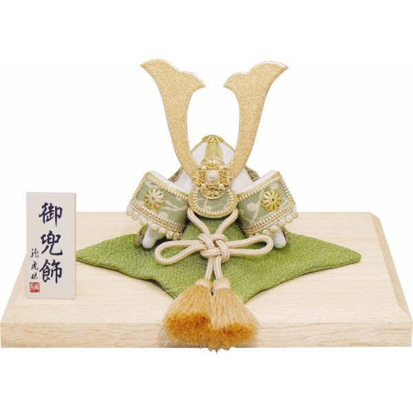 在庫状況：お取り寄せ/7日〜10日で出荷/◆端午の節句の兜飾りになります。◆白木台の上に飾られており、高級感があります。◆鮮やかな色合いで和室にも洋室にもお飾りできます。/[0020556リユウコドウ]