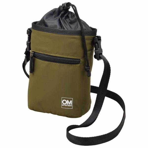 在庫状況：在庫僅少/2025年08月 発売/◆カメラや交換レンズ、ドリンクボトルなどが収納可能な汎用性の高いオリジナルポーチ◆内側には収納物の傷つき防止のため、厚手のフリース素材を採用◆付属のショルダーベルトで肩に掛けられるほか、リュックの...