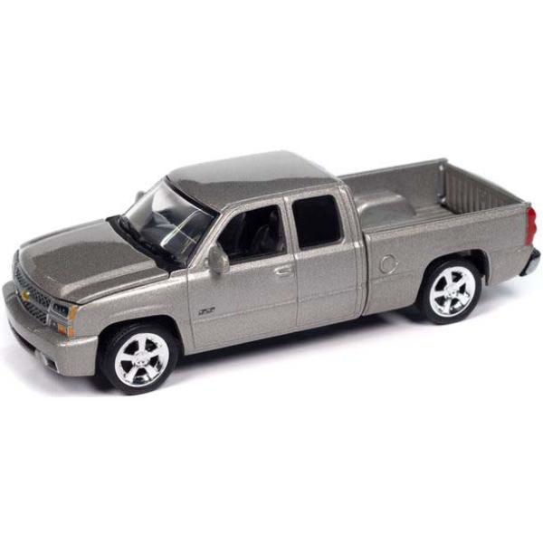 在庫状況：お取り寄せ/2024年12月 発売/※画像はイメージです。実際の商品とは異なる場合がございます。Auto World 1/64 2006 シェビー シルバラード SS ファインシルバーバーチです。