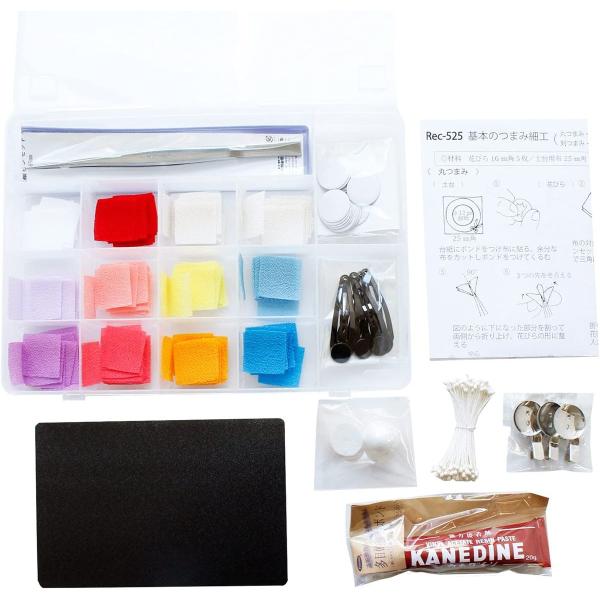 在庫状況：お取り寄せ/お届け：1〜2週間/◆つまみ細工用にカットされた一越ちりめんが11色合計180枚、台紙に使える専用厚紙、花芯に使えるペップが入ったお得なセットです。◆カット済ちりめんは新色のブルー系オレンジ系が入っており、専用ケースに...