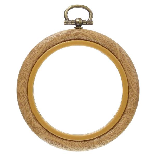 在庫状況：お取り寄せ/お届け：1〜2週間/※画像は使用イメージです。◆刺しゅうやお気に入りの生地などを挟んでファブリックパネルのような壁掛けのインテリアが楽しめる木製風フレームです。◆外側・内側のパーツは共に柔らかい素材なので作品をはめ込む...