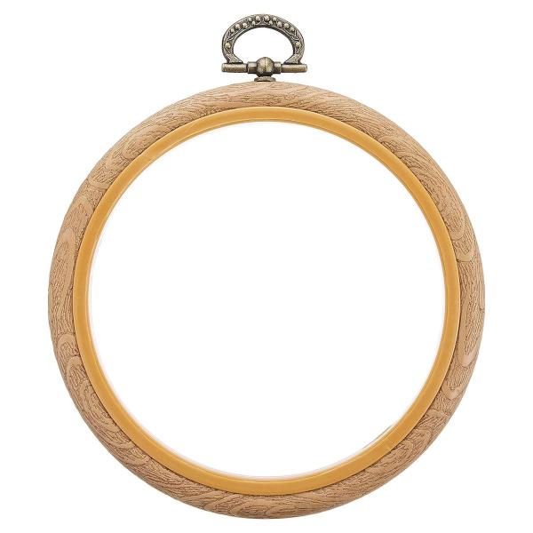 在庫状況：お取り寄せ/お届け：1〜2週間/※画像は使用イメージです。◆刺しゅうやお気に入りの生地などを挟んでファブリックパネルのような壁掛けのインテリアが楽しめる木製風フレームです。◆外側・内側のパーツは共に柔らかい素材なので作品をはめ込む...