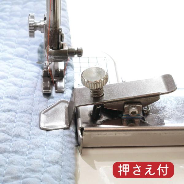 在庫状況：お取り寄せ/お届け：1〜2週間◆押さえが付いたミシン用マグネット定規です。◆押さえ部分の高さは調節可能なので薄地・厚地に対応。◆生地がずれず、きれいに縫うことが出来ます。/[NI03402]