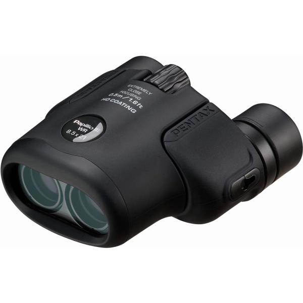 在庫状況：お取り寄せ/お届け：1〜2週間/2025年11月 発売/◆シリーズ初の防滴構造を採用◆さまざまな環境での使用に対応した近距離観察が可能なコンパクトタイプの双眼鏡◆遠距離では対物レンズが通常位置に戻るため、バードウォッチングやハイキ...
