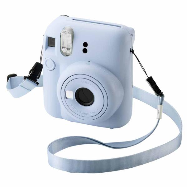 在庫状況：お取り寄せ/2025年10月 発売/◆“instax”(チェキ)や“写ルンです”など、幅広いコンパクトタイプのカメラに使えるネックストラップです◆首掛け、肩掛け、たすき掛けの3WAYタイプ◆カメラを首や肩に掛けておけば、バッグから...