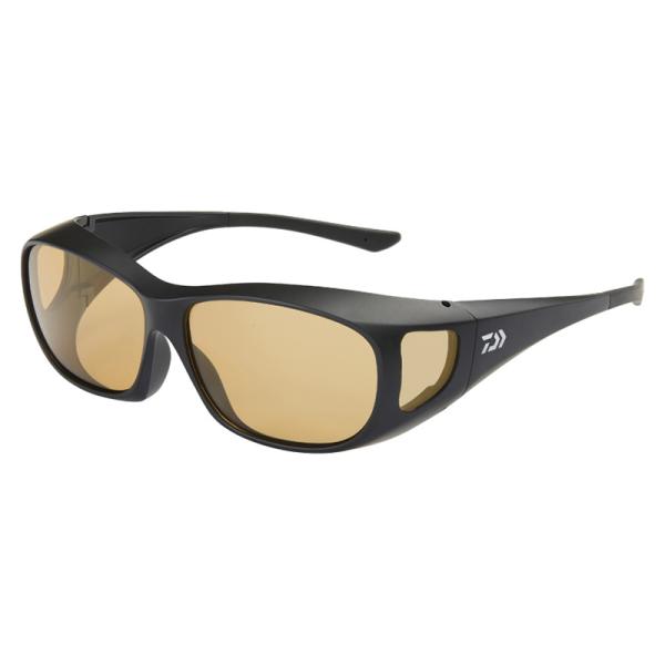 在庫状況：お取り寄せ/お届け：1〜2週間/◆紫外線量によって濃さが変わる調光レンズ!メガネの上からかけられるオーバータイプ!・偏光度：90％・可視光線透過率：42⇔15％/[08390322ダイワ]