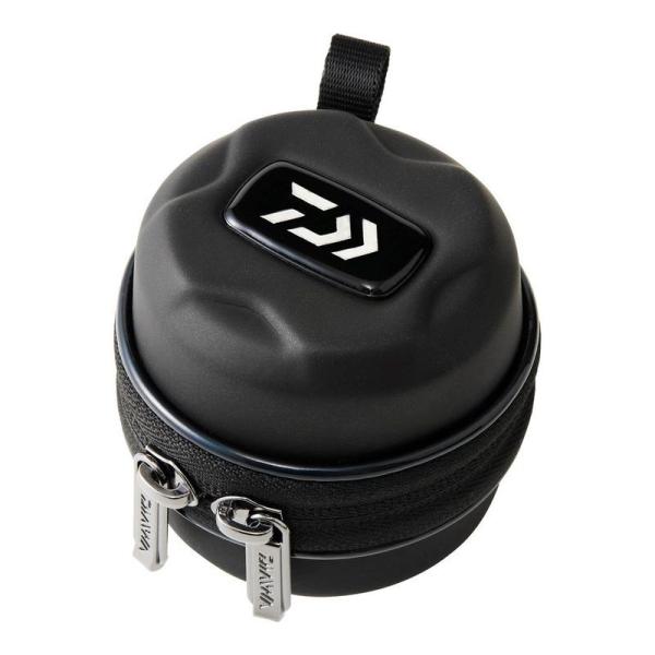 在庫状況：在庫僅少/2025年09月 発売/※糸巻量が多いとファスナーに干渉する場合があります。◆本体部は外側からの衝撃をやわらげるPPボード採用。◆本体内部はリールの傷つきを抑えるクッション材入り生地を採用。◆カラビナ等の取り付け可能なル...