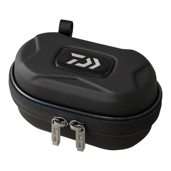 在庫状況：在庫あり/2025年09月 発売/※糸巻量が多いとファスナーに干渉する場合があります。◆本体部は外側からの衝撃をやわらげるPPボード採用。◆本体内部はリールの傷つきを抑えるクッション材入り生地を採用。◆カラビナ等の取り付け可能なル...