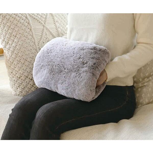 在庫状況：お取り寄せ/3日〜5日で出荷/2024年09月 発売/◆手が入れられるラビットファー調のふわふわ感触の蓄熱式湯たんぽ/[YTYS401HGG]