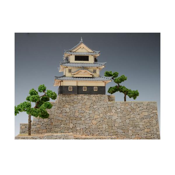 在庫状況：お取り寄せ/お届け：約1ヶ月/2019年05月 発売/※画像はイメージです。実際の商品とは異なる場合がございます。※塗料・接着剤、パウダー(緑)はキットに含まれておりません。ウッディジョー 1/150 木製模型 丸亀城です。