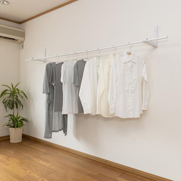 在庫状況：お取り寄せ/7日〜10日で出荷/※かけられる重さ：全体で約8kgまで◆壁面に釘ピンで取り付け、足もとスッキリのものほし空間をつくります◆日当たりの良い窓際や、風のあたるエアコンの近くを活用できます◆専用のポールは142〜240cm...