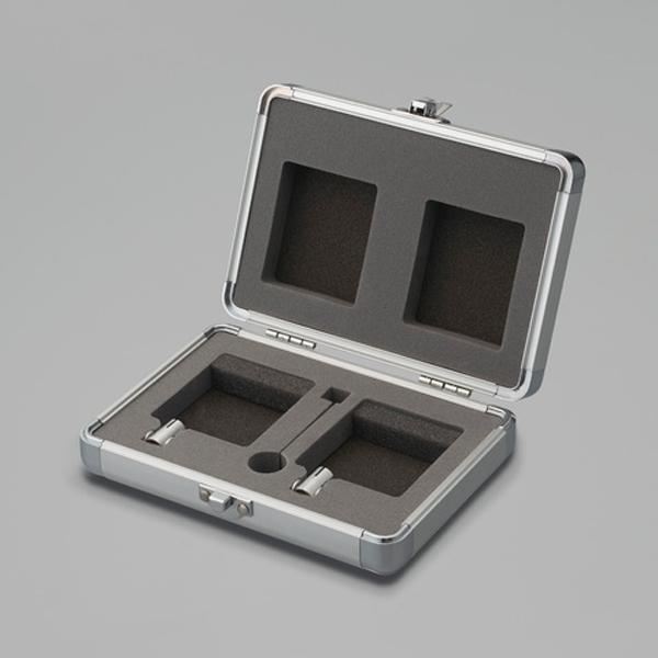 在庫状況：お取り寄せ/2017年12月 発売/◆アルミフレームのキャビネットにカートリッジを2個収納できるカートリッジ専用ケース◆剛性の高いアルミフライトケースにより大切なカートリッジの保管や移動に最適な仕様◆SPU をはじめオルトフォン製...