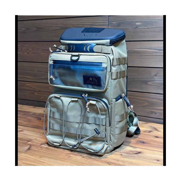 在庫状況：お取り寄せ/◆バンクフィッシングの為に専用設計しており、使い勝手と強度の確保に拘って開発。◆側面のポケットから背負った状態で本体内部のタックルを取り出すことが出来ます。◆ハードタイプの本体上蓋はタックルチェンジ等の作業台として使う...