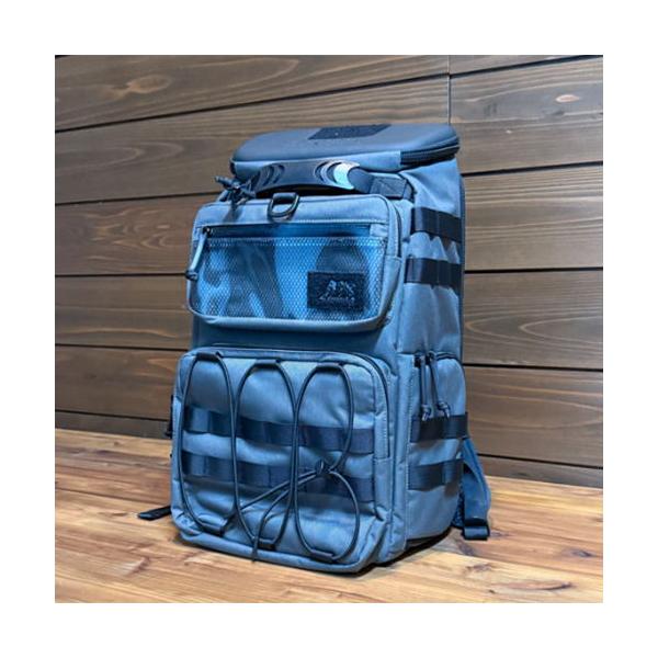 在庫状況：お取り寄せ/◆バンクフィッシングの為に専用設計しており、使い勝手と強度の確保に拘って開発。◆側面のポケットから背負った状態で本体内部のタックルを取り出すことが出来ます。◆ハードタイプの本体上蓋はタックルチェンジ等の作業台として使う...