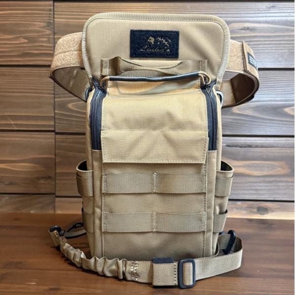 在庫状況：お取り寄せ/◆陸っぱりライトゲーム用に開発した RUN＆GUN特化型レッグバッグ !◆本体開口部と正面ポケットはマグネット開閉を採用、瞬時にタックルを出し入れすることが可能です。◆サイドポケットはスマートフォンの出し入れに丁度良い...