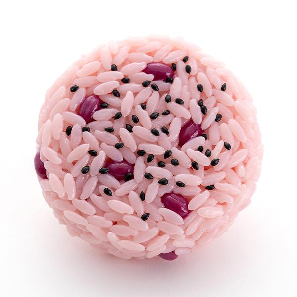 在庫状況：お取り寄せ/2026年03月 発売/※画像はイメージです。実際の商品とは異なる場合がございます。※本商品は組み立て式プラスチックモデルです。※本製品で1個が作れます。『おにぎりプラモ』に新しい仲間が登場! お祝いの定番“赤飯”を、...