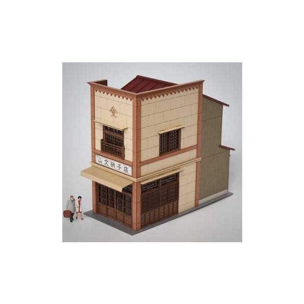 在庫状況：お取り寄せ/お届け：1〜2ヶ月/2021年11月 発売/※画像は完成イメージです。本製品はペーパキットです。梅桜堂のペーパーキットストラクチャー、3軒続きの看板建築C カラーVer.【1/80スケール】です。