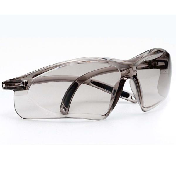 在庫状況：お取り寄せ/2024年11月 発売/◆軽い掛け心地と弾力性に優れたテンプルで快適なフィット感◆あらゆる角度からの外敵をしっかりブロック◆両面強力な曇り止めコート付き/[EC01C3GREY]