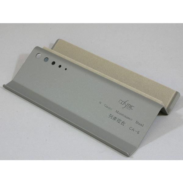 在庫状況：お取り寄せ/お届け：1〜2ヶ月/2009年11月 発売/鉄道模型車輌に欠かせないメンテナンス。清掃・給油をすればお持ちの車両も快適走行します。メンテナンス時に車両を傷めることなく作業をしやすくするためのスタンド(列車寝台)です。裏...