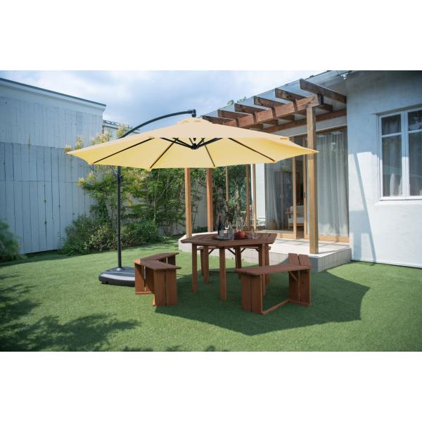 在庫状況：お取り寄せ/お届け：1〜2週間◆※ベースは付属しません。別売のハンギングパラソル用重石　TAN-791　が必要です。◆テーブルにパラソル用の穴があいてなくても使えます。使わないときはコンパクトに。◆ハンドルを回せばしぼめることがで...