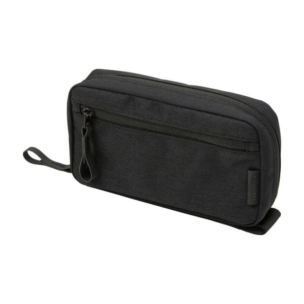 在庫状況：お取り寄せ/お届け：2〜3週間/◆伸縮生地ポケットのホック開閉で、ACアダプターやコードを簡単に収納できるガジェットポーチ◆両サイドにメッシュポケット付◆雨水や水滴を弾く撥水生地使用/[FS108BK]