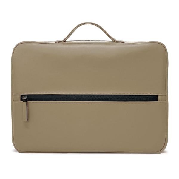 在庫状況：お取り寄せ/2022年11月 発売/※対応サイズをお確かめの上、ご購入下さい。◆マット調の上質なソフトPUレザーを使用した型崩れしにくいノートPC用バッグ。◆PCアクセサリを収納できるフロントポケットは、外側に膨らまない設計でスマ...