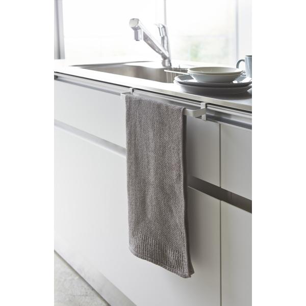 在庫状況：お取り寄せ/3日〜5日で出荷/◆扉の厚みにぴったり調節できるスタイリッシュなタオルハンガー。◆取り付けフックを扉の厚みにぴったりと調節して固定します。・対応扉幅(約)：19cm以上(扉のハンドル等含まず)・対応扉厚さ(約)：1.4...