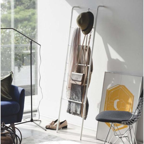 在庫状況：お取り寄せ/3日〜5日で出荷/2018年02月 発売/◆スカーフやズボンの一時掛けにも便利な立て掛けラダーハンガー!◆奥行きが約24cmとスリムな設計なので置き場所を選びません。◆先端にはシリコンキャップが付いているので滑るのを防...