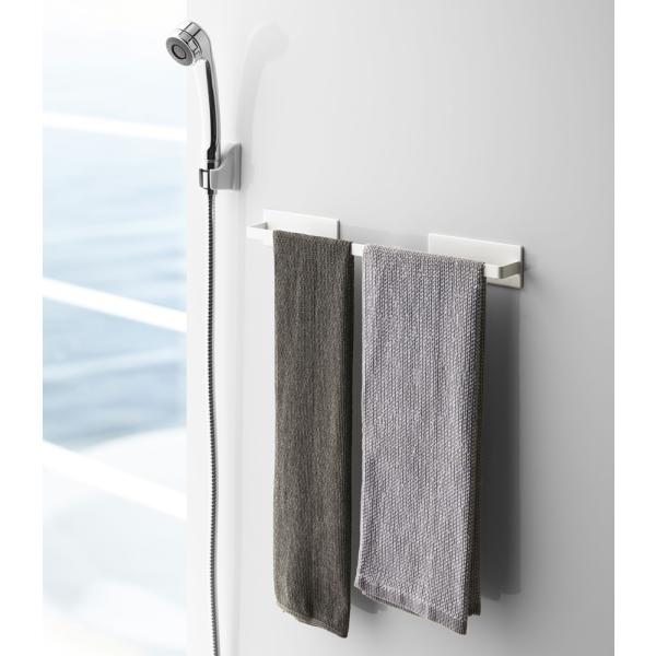 在庫状況：お取り寄せ/7日〜10日で出荷/※画像はイメージです。◆マグネットが付く浴室壁面に簡単取り付けのタオルハンガーワイド。◆タオルを横からスーッと通して楽に掛けられます。◆お掃除スプレーボトルを掛けておくのにも便利。・サイズ(約)：幅...
