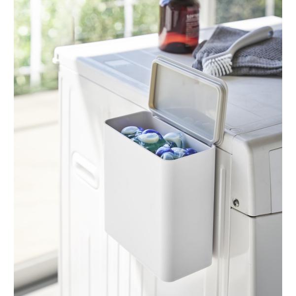 在庫状況：お取り寄せ/3日〜5日で出荷/※画像はイメージです。◆洗濯機横にマグネットで簡単取り付け。◆洗濯洗剤ボールをスッキリ収納。◆片手でサッと開けられます。・サイズ(約)：幅17×奥行9.5×高さ17cm/[04700ヤマジツ]