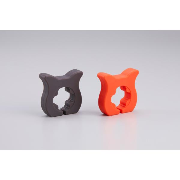 在庫状況：お取り寄せ/お届け：3〜4週間/◆フライパンのハンドルに、さい箸・ターナーなどの一時置きが出来ます。◆テーブルの上でのさい箸・ターナーなどの一時置きにも便利。シリコン製なので柔らかく取り付けも簡単。/[A96チヨイオキホルダ2コイリ]