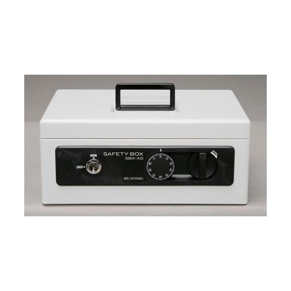 在庫状況：お取り寄せ/お届け：1〜2ヶ月/◆シリンダー錠とダイヤル錠のダブルロックでしっかりと中身を保管し、安全◆コインカウンタートレーと札入れのダブルトレータイプ◆グリーン購入法適合商品の手提げ金庫/[SBXA5グレ]