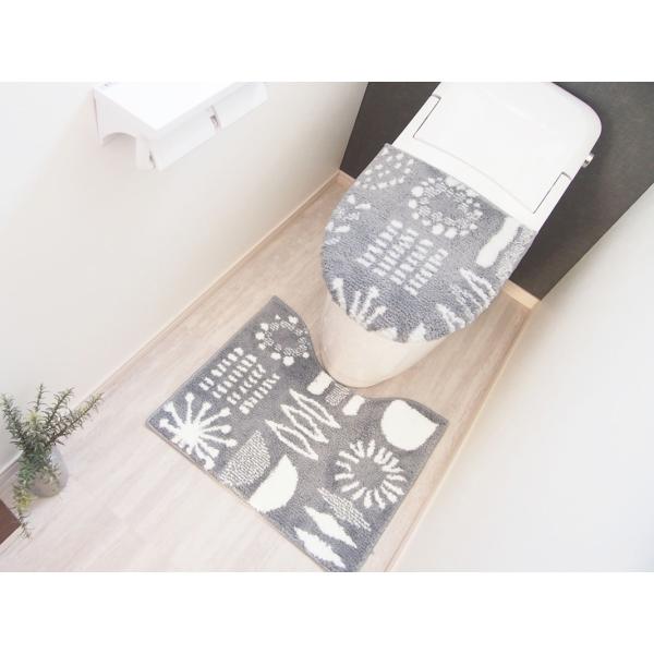 在庫状況：お取り寄せ/7日〜10日で出荷/2023年08月 発売/◆北欧風デザインのトイレ2点セット◆ふんわりと柔らかい肌触りの糸(ポリエステル100％)を使用◆やさしい色合いの北欧風デザインは、トイレをあたたかな雰囲気に/[トイレ2テンセ...