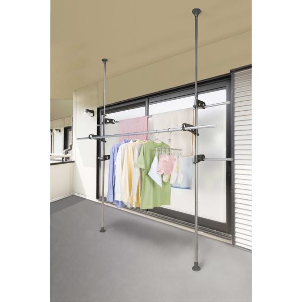 在庫状況：在庫僅少/※竿、ハンガー、ピンチ等はついていません。◆天井と床につっぱり取付け、バネ内蔵で強力圧着取付します◆ベランダの足もとがスッキリと使えます◆竿受けはそれぞれ使いやすい位置に高さ調整ができ、向きも変えられます/[DSL30セ...